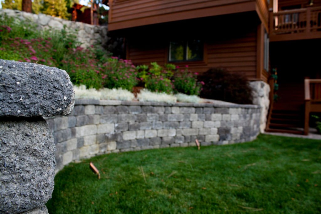 hardscape retaining wall by tahoe outdoor living - Tahoe Outdoor Living